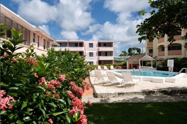 Piscina externa, espreguiçadeiras