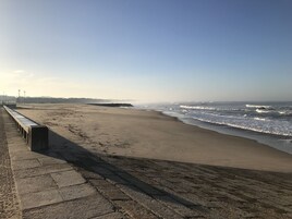 Perto da praia, praia de areia branca, toldos de praia (sobretaxa) 