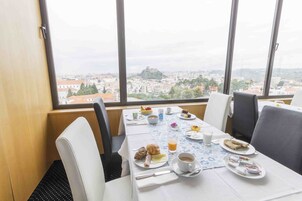 Pequeno-almoço tipo buffet diário incluído 