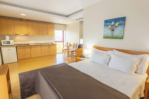 Cofres nos quartos, escrivaninha, espaço de trabalho para notebook