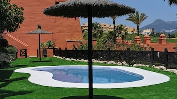 2 piscinas externas, funciona das 10h às 21h, guarda-sóis