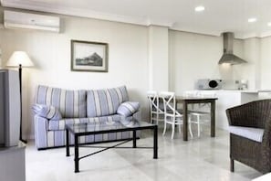 Duplex, 2 quartos | Sala de estar | TV