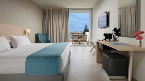 Superior Double Room, Pool View | Roupa hipoalergénica, cortinas/cortinados opacos, quartos insonorizados 