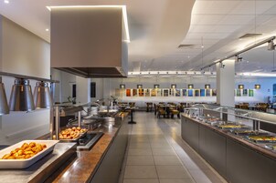 Café da manhã com buffet grátis todos os dias