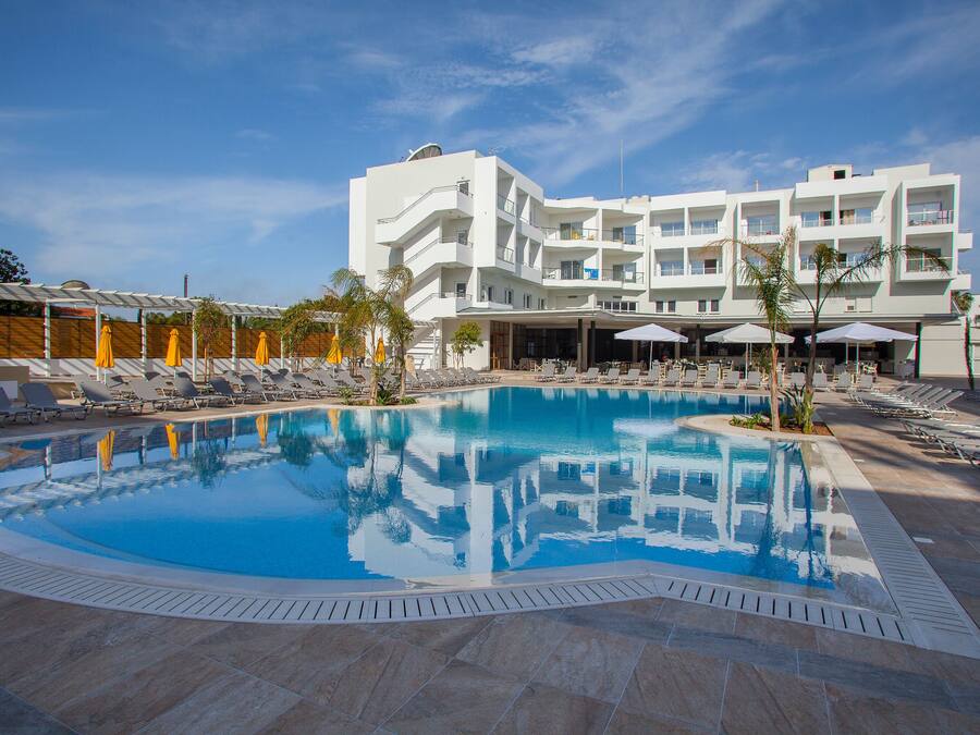 Piscina interna, 2 piscinas externas, guarda-sóis, espreguiçadeiras