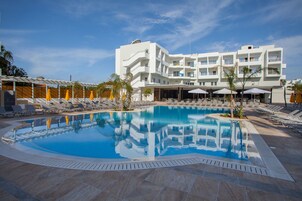 Piscina interior, 2 piscinas exteriores, guarda-sóis, espreguiçadeiras 