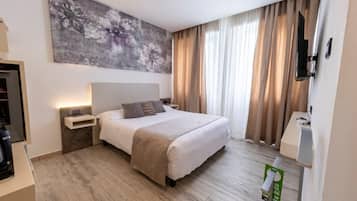 Quarto Duplo | Edredões de penas, minibar, cofre no quarto, secretária