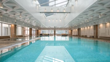 Piscina interna, funciona das 6h às 23h, guarda-sóis