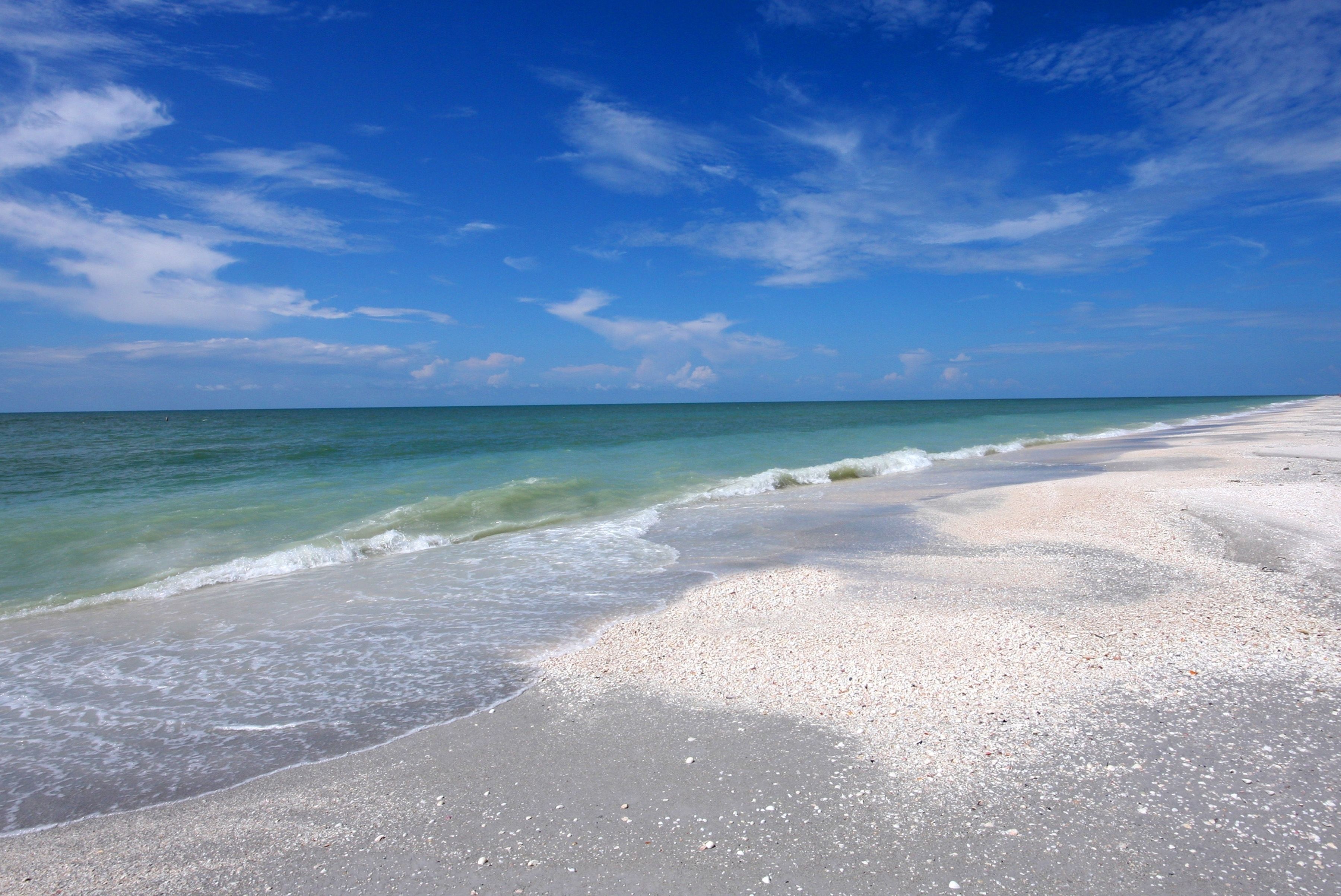Praia particular, espreguiçadeiras, guarda-sóis, toalhas de praia 