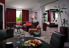 Suite Superior | Roupa hipoalergénica, cofre com capacidade para portátil, secretária 