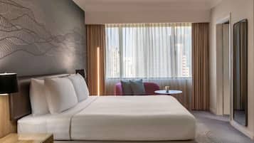 Quarto Executivo, 1 cama king-size | Minibar, cofre no quarto, secretária, cortinas/cortinados opacos