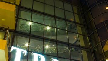 Fachada da propriedade à noite