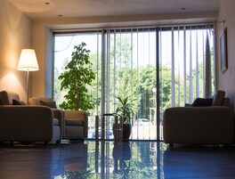 Área de estar no saguão