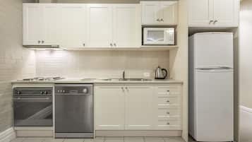 Apartamento, 1 quarto | Cofres nos quartos, individualmente decorados