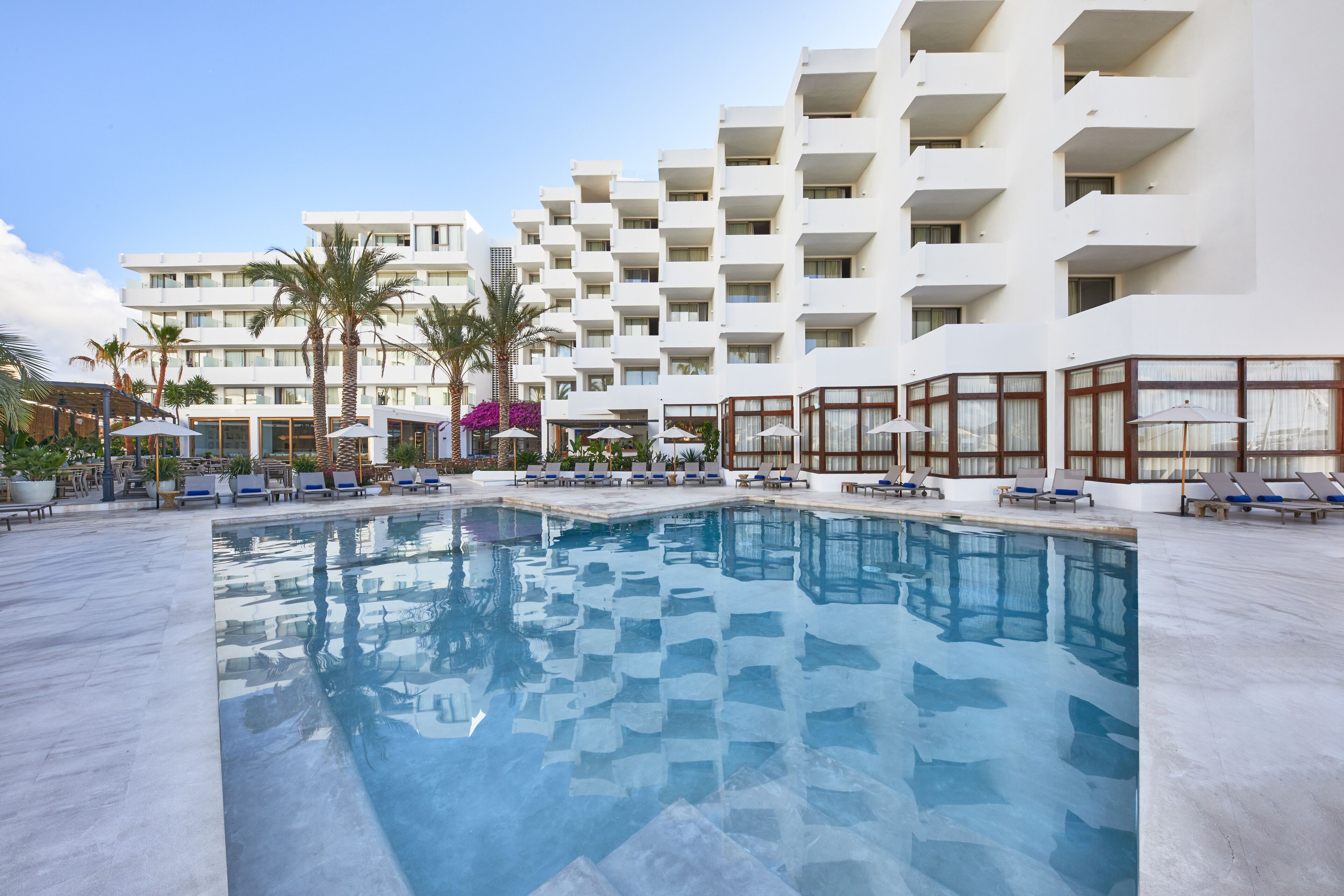 Piscina externa sazonal, funciona das 9h às 20h, guarda-sóis