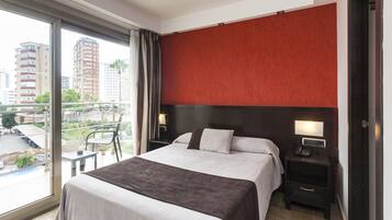 Quarto Individual | Roupa de alta qualidade, cofre no quarto, secretária