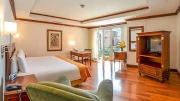 Master Suite 1 King Bed | Cofres nos quartos, escrivaninha, espaço de trabalho para notebook