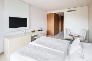 Roupas de cama antialérgicas, frigobar, cofres nos quartos