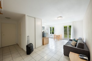 Apartamento, 2 quartos | Sala de estar | TV de ecrã plano