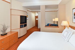 Suite Executiva, 1 cama king-size e sofá-cama | Secretária, secretária adequada para computadores portáteis