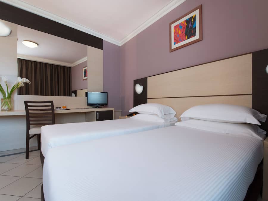 Edredons de pluma, frigobar, cofres nos quartos