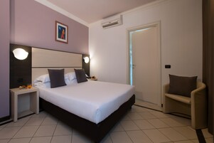 Edredões de penas, minibar, cofre no quarto, secretária 