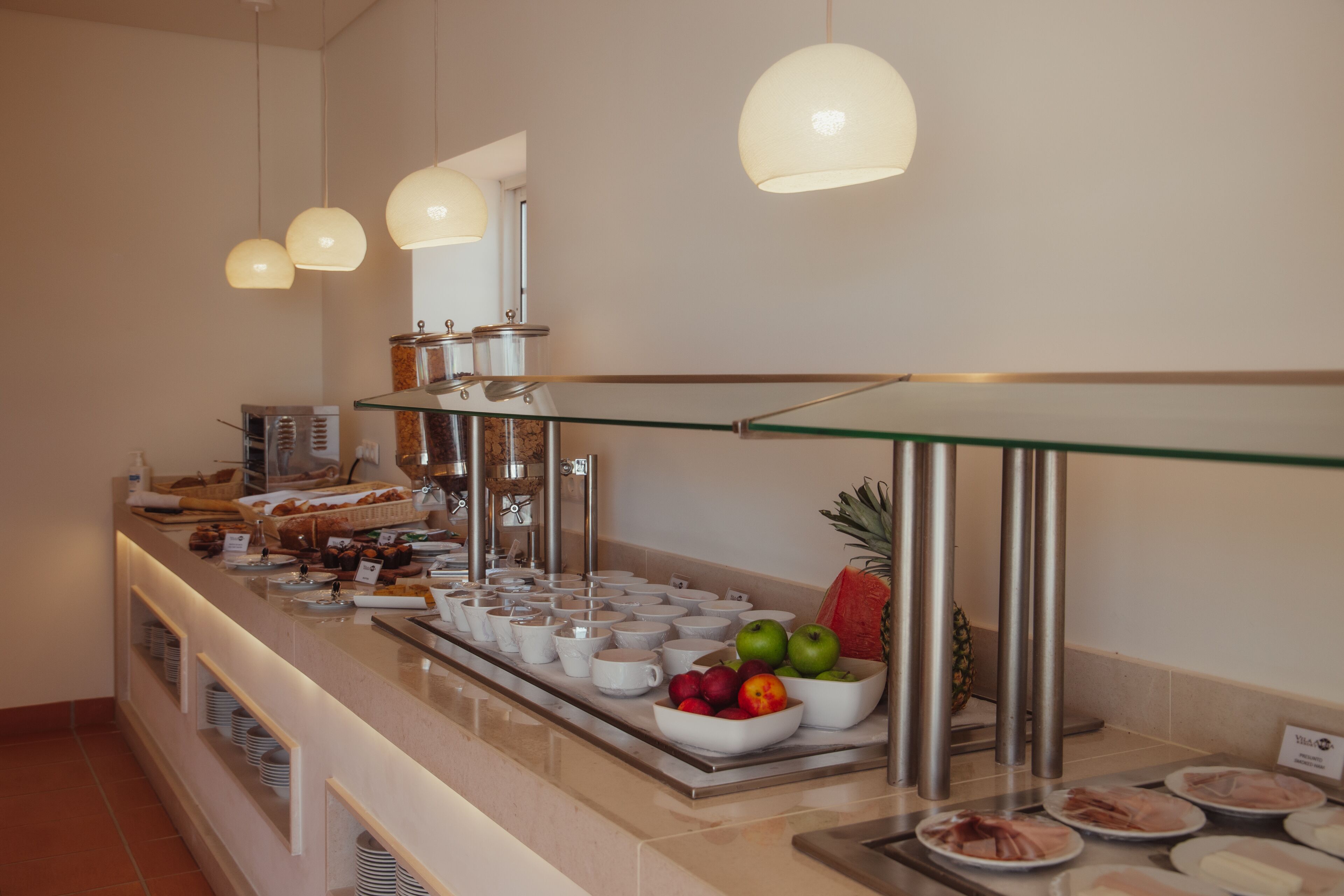 Pequeno-almoço tipo buffet diário mediante uma taxa 