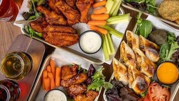 Pequeno-almoço tipo buffet diário (12.95 USD por pessoa)