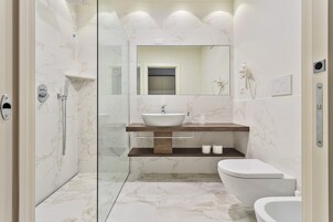 Quarto casal conforto | Banheiro | Chuveiro, secador de cabelo, bidê, toalhas de banho