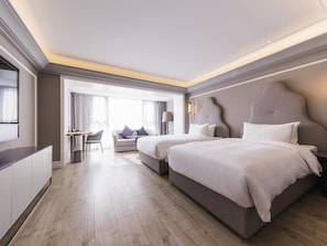 Quarto Deluxe, 2 camas individuais | Minibar, cofre no quarto, secretária, Wi-fi grátis