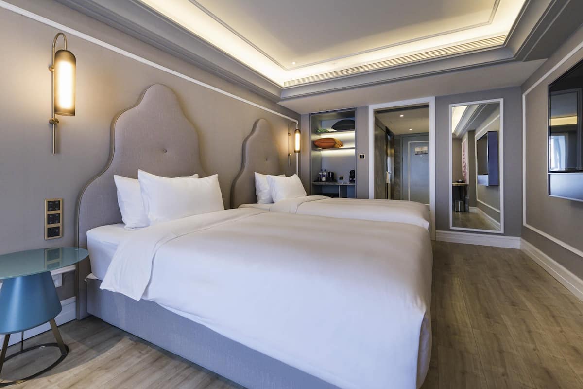 Minibar, cofre no quarto, secretária, Wi-fi grátis