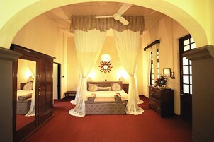 Quarto Presidencial | Cofre no quarto, com mobília individualizada, secretária 