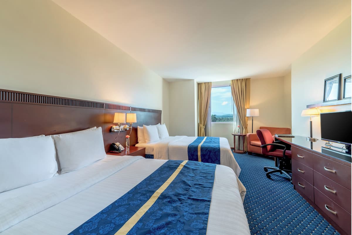 Comfort Superior 2 Queen Beds | Roupa de alta qualidade, cofre no quarto, secretária