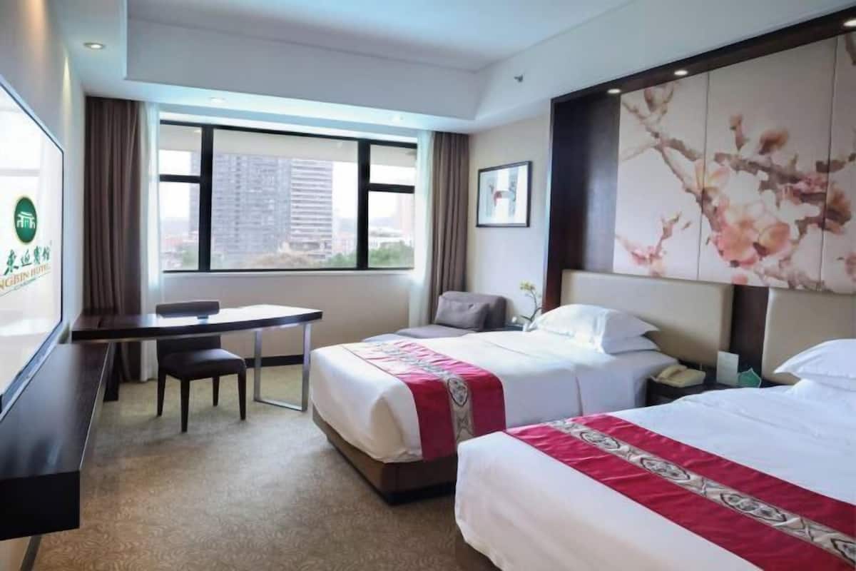 Frigobar, cofres nos quartos, escrivaninha