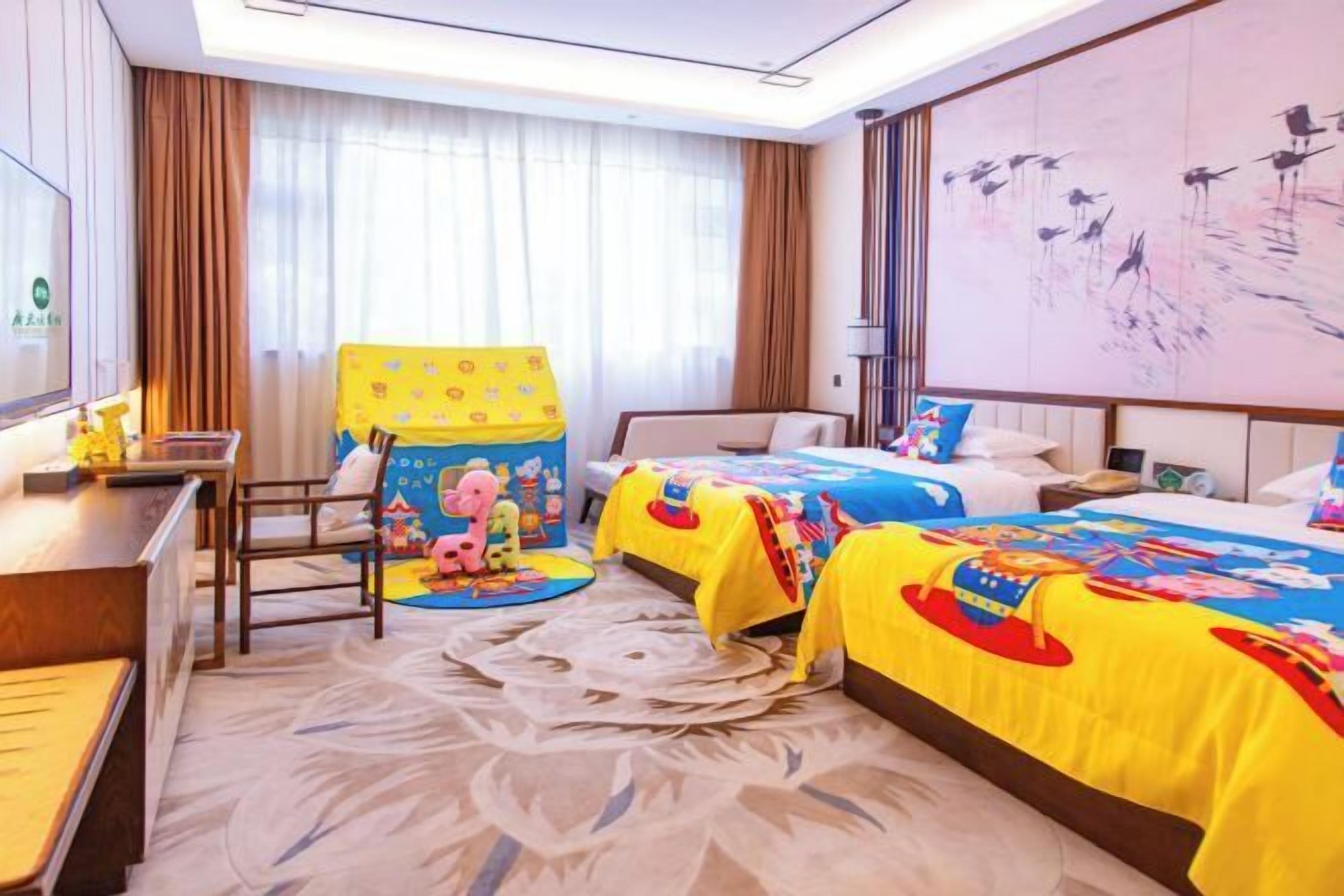 Minibar, cofre no quarto, secretária, ferro/tábua de engomar 