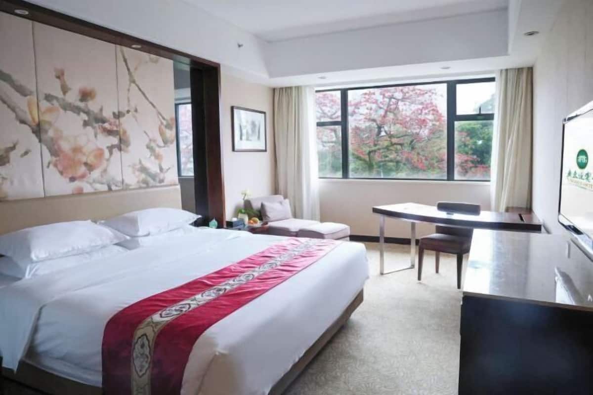 Frigobar, cofres nos quartos, escrivaninha