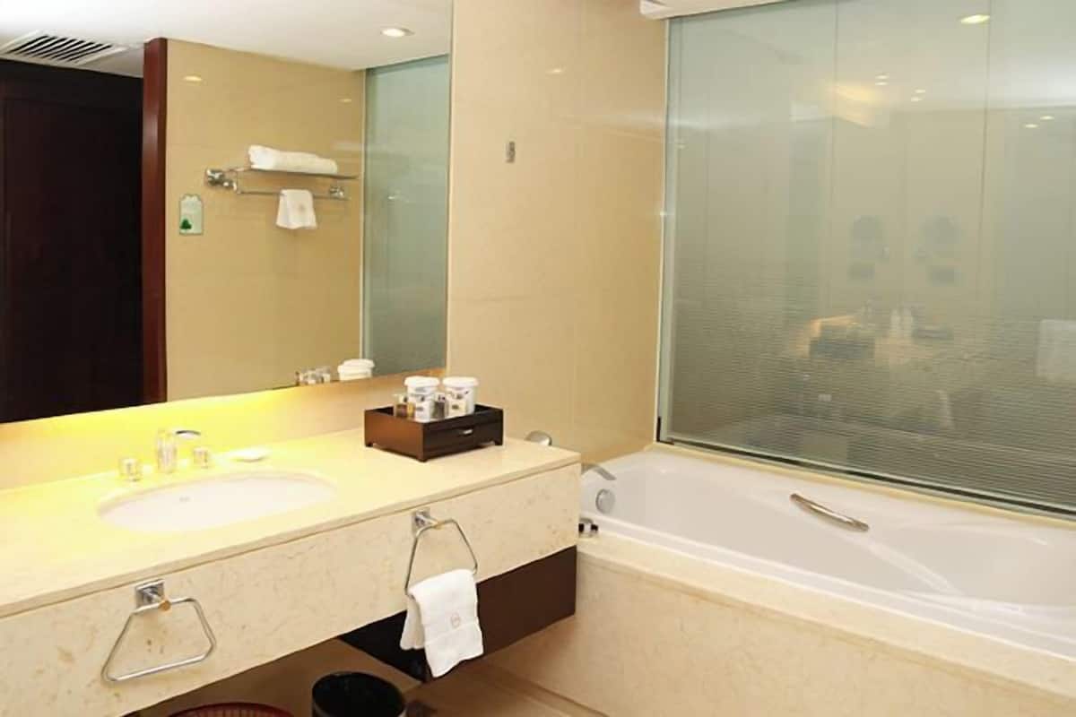 Frigobar, cofres nos quartos, escrivaninha