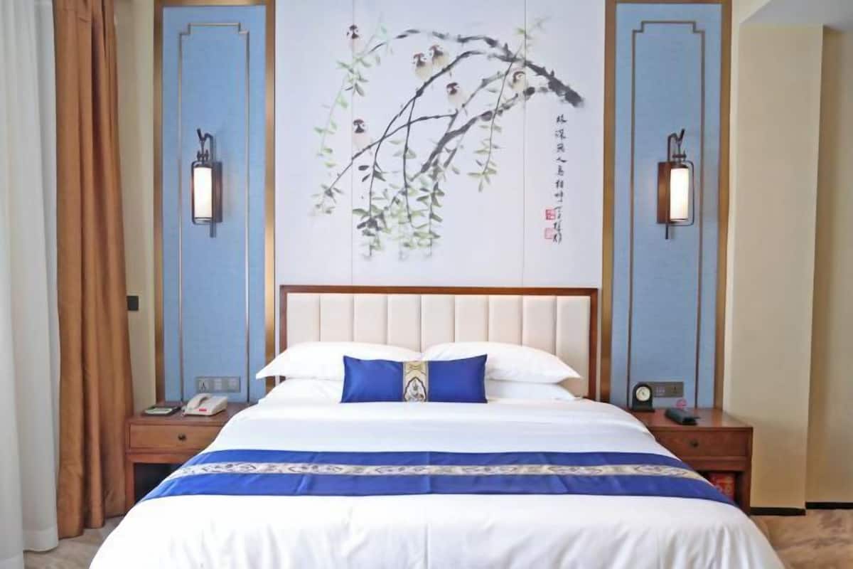 Frigobar, cofres nos quartos, escrivaninha