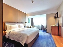 Quarto Empresarial | Roupa de alta qualidade, edredões de penas, minibar, cofre no quarto