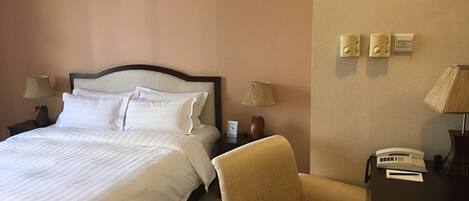 Quarto Deluxe | Casa de banho | Um polibã, artigos de higiene pessoal grátis, um secador de cabelo