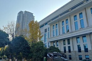 Um edifício de vários andares com arquitetura moderna, caracterizado por grandes janelas e telhado plano.