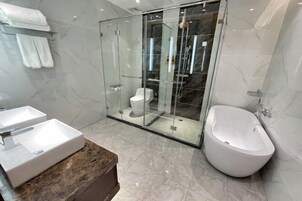 Frigobar, cofres nos quartos, ferros/tábuas de passar roupa