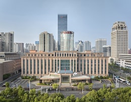 Um edifício grande e moderno com um pátio central, rodeado por edifícios altos.