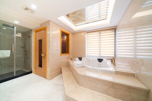 Suite Presidencial | Casa de banho | Um polibã, artigos de higiene pessoal grátis, um secador de cabelo 