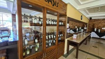 Pequenos-almoços servidos, cozinha regional, com vista para a piscina