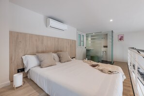 Dúplex, 1 quarto (4 personas) | Secretária adequada para computadores portáteis, quartos insonorizados 
