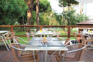 Pequenos-almoços, almoços, jantares servidos, cozinha internacional 