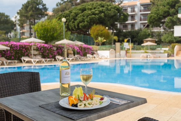 Bar junto à piscina