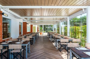 Pequenos-almoços, almoços, jantares servidos, cozinha internacional 