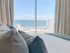 Cofres nos quartos, cortinas blackout, quartos à prova de som